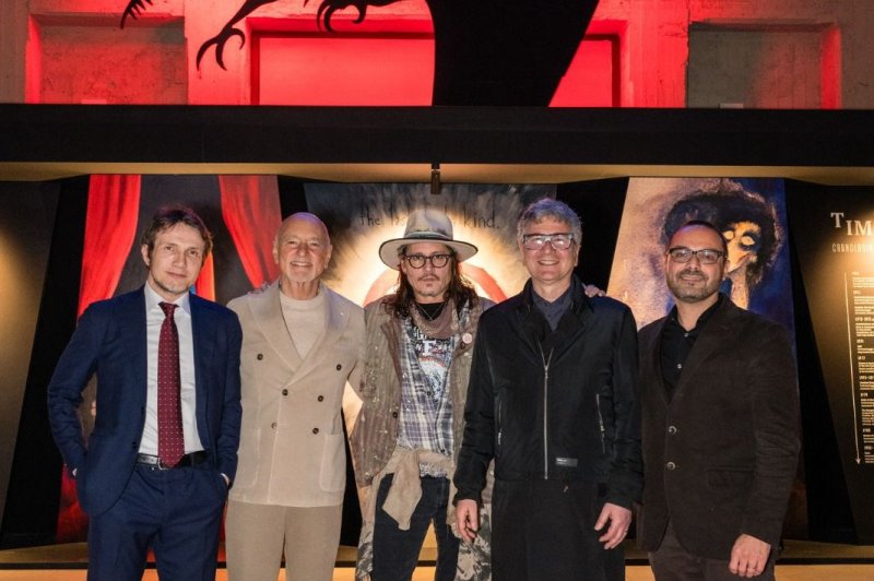Torino, Johnny Depp al Museo del cinema. Ha ammirato i bozzetti del ...