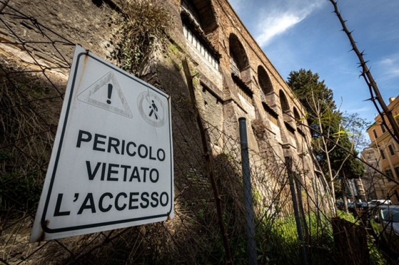 Mura Aureliane, viaggio nel degrado tra cartelli di pericolo e ponteggi ...