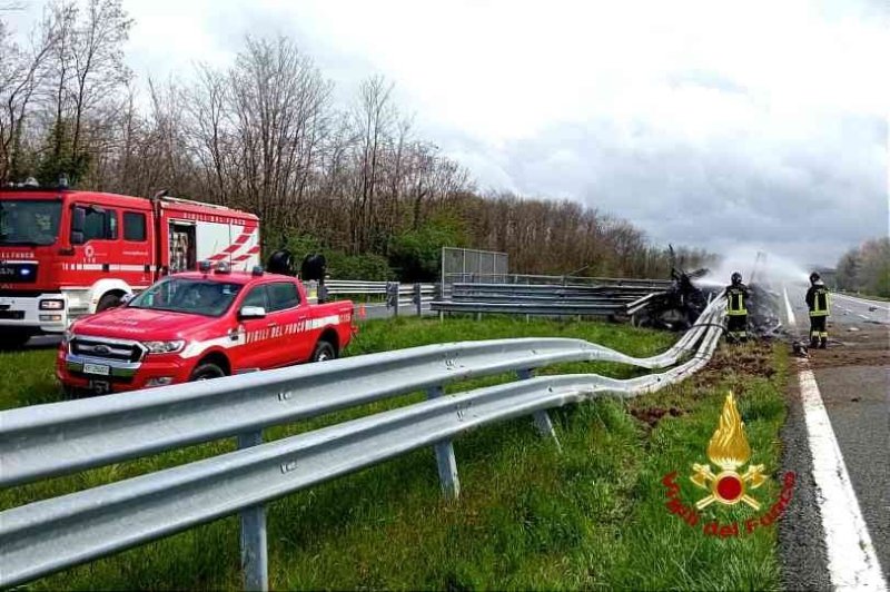 Incidente della Ferrari a Vercelli, le immagini dopo lo schianto ...