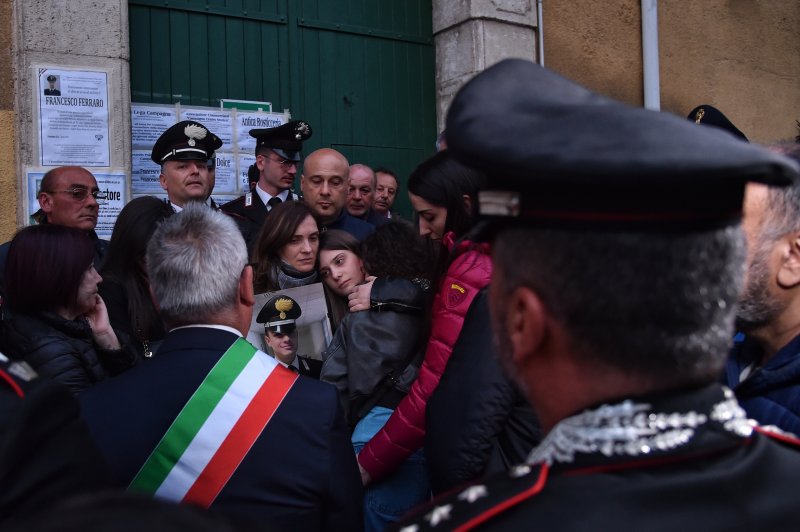 Carabinieri morti nell'incidente, fiaccolata a Campagna: al corteo le famiglie delle vittime ...