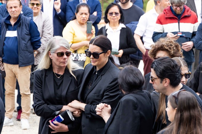 Le immagini dell'ultimo saluto allo stilista Roberto Cavalli a Firenze ...