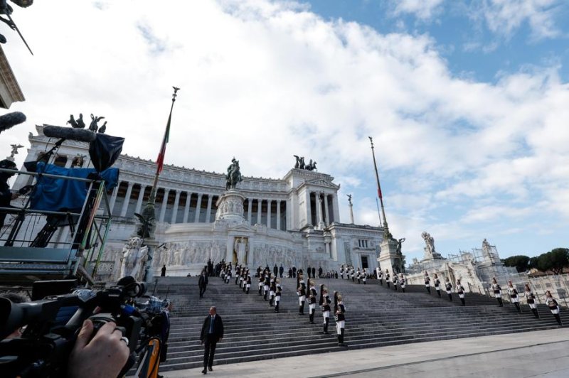 Roma, le immagini del 25 aprile all'Altare della Patria: Mattarella e Meloni al Milite Ignoto ...