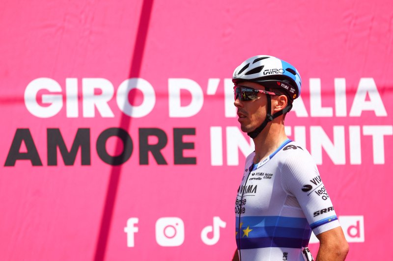 La partenza del Giro di Italia, le immagini da Venaria Reale | Corriere.it