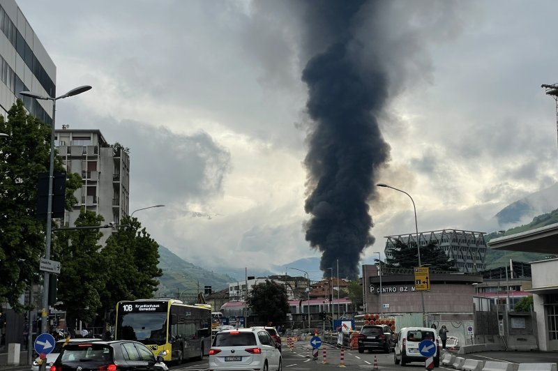 Incendio all'Alpitronic di Bolzano: le foto del rogo | Corriere.it