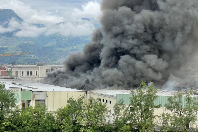 Incendio all'Alpitronic di Bolzano: le foto del rogo | Corriere.it