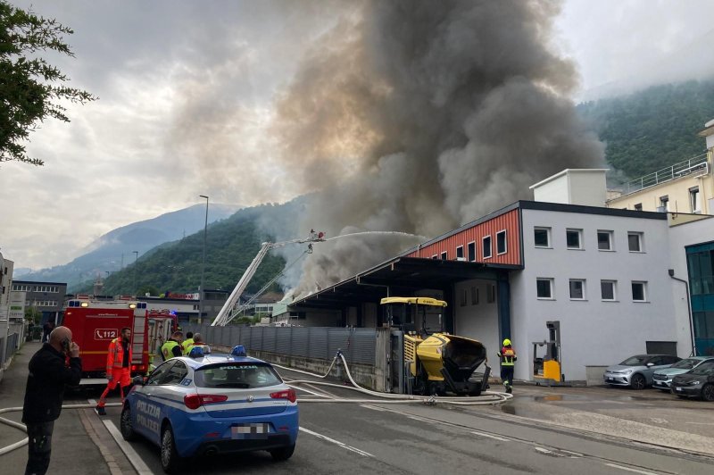 Incendio all'Alpitronic di Bolzano: le foto del rogo | Corriere.it