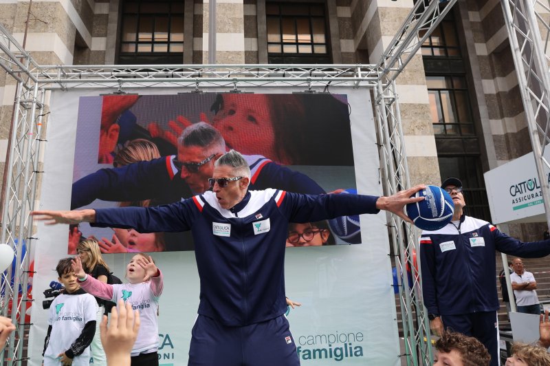 Un campione in famiglia, i bambini in piazza Vittoria con Panatta ...