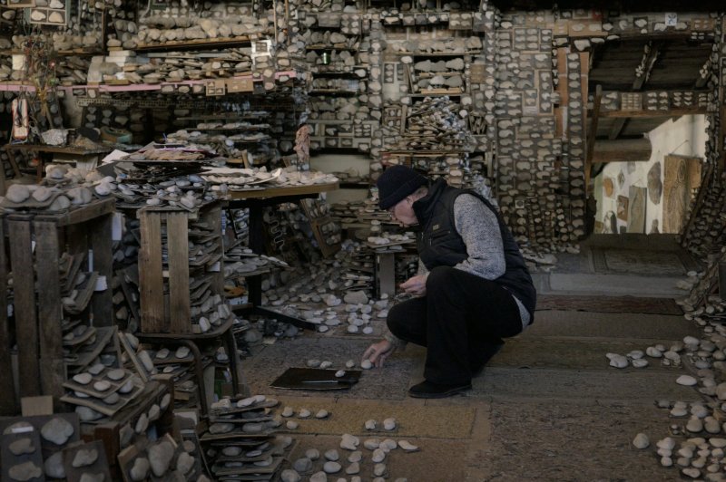 L'installazione domestica di Lineri: decine di migliaia di pietre ...