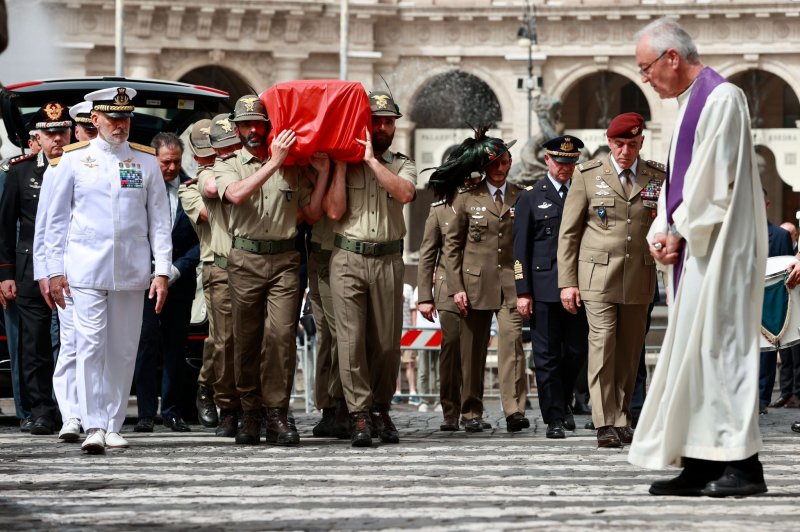 Le immagini dei funerali di Claudio Graziano a Roma. La Russa e ...