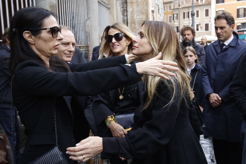 I funerali di Gianni Battistoni a Roma: da Letta a Fiorello e Serena ...