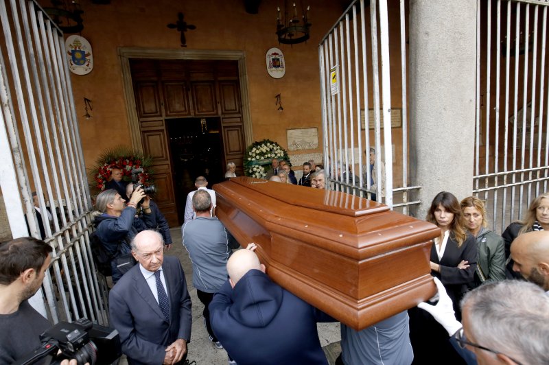 I funerali di Gianni Battistoni a Roma: da Letta a Fiorello e Serena ...
