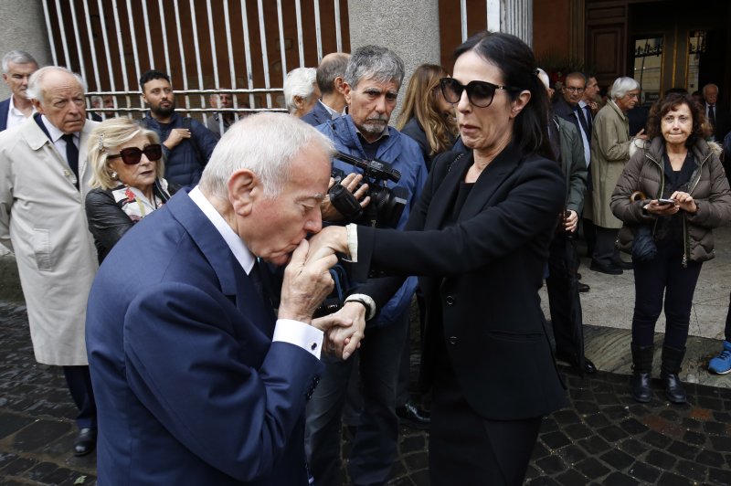 I funerali di Gianni Battistoni a Roma: da Letta a Fiorello e Serena ...