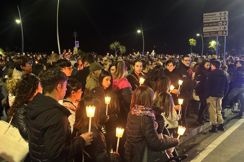 La fiaccolata per Sara Centelleghe, una folla da Lovere a Costa Volpino ...