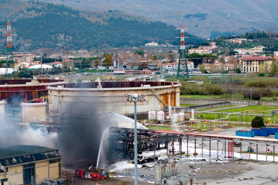La cisterna in fiamme, la colonna di fumo, i danni alle case: le foto ...