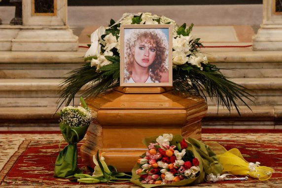 Le immagini dei funerali di Eleonora Giorgi: l'abbraccio ai figli di ...
