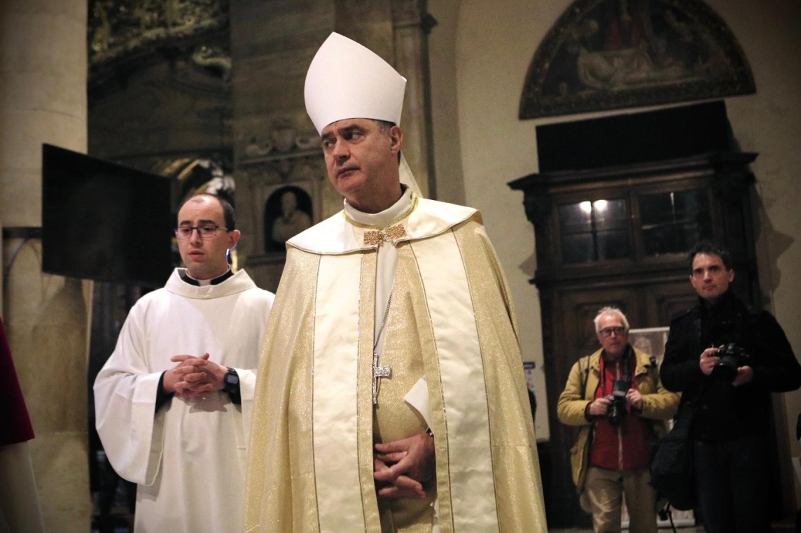 Torino, centinaia di fedeli in duomo alla veglia per Papa Francesco. Il ...