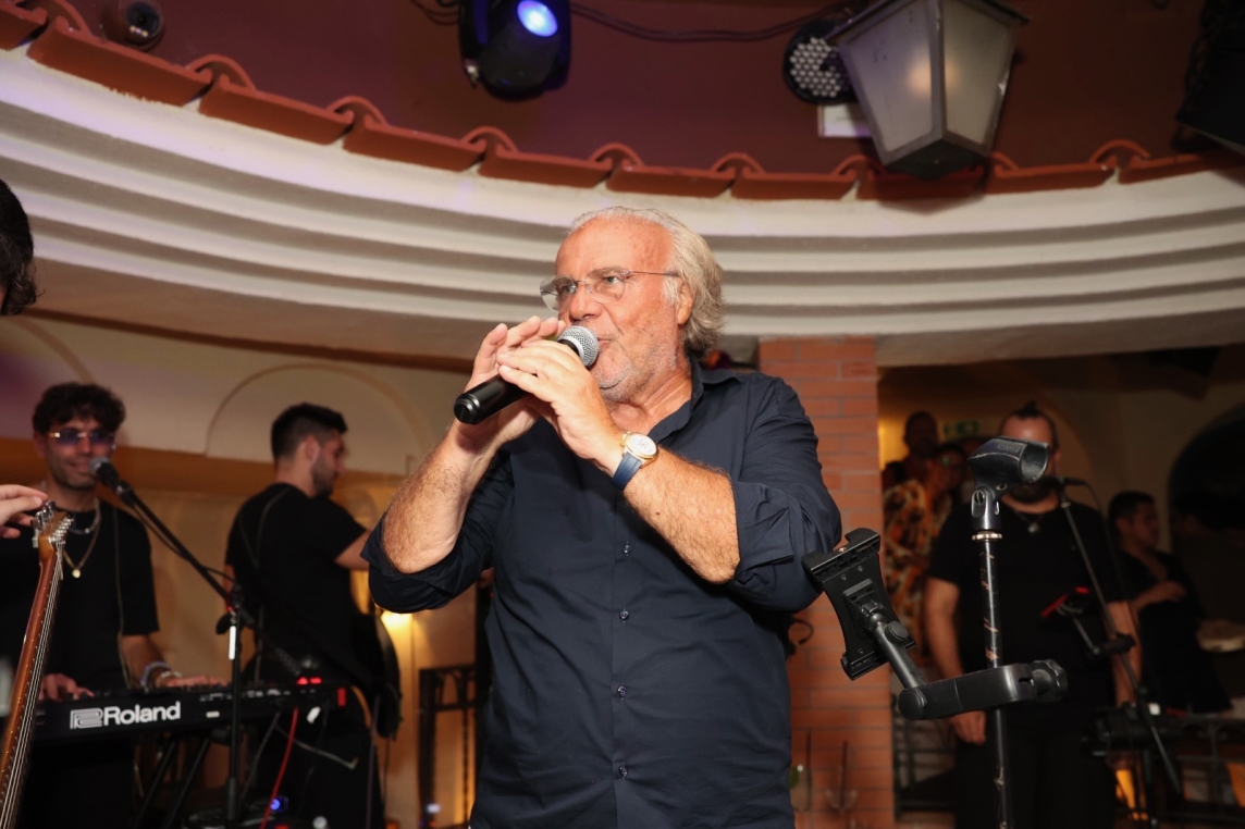 La famiglia Renzi e Jerry Calà a Capri, cantando sulle note di Lucio ...