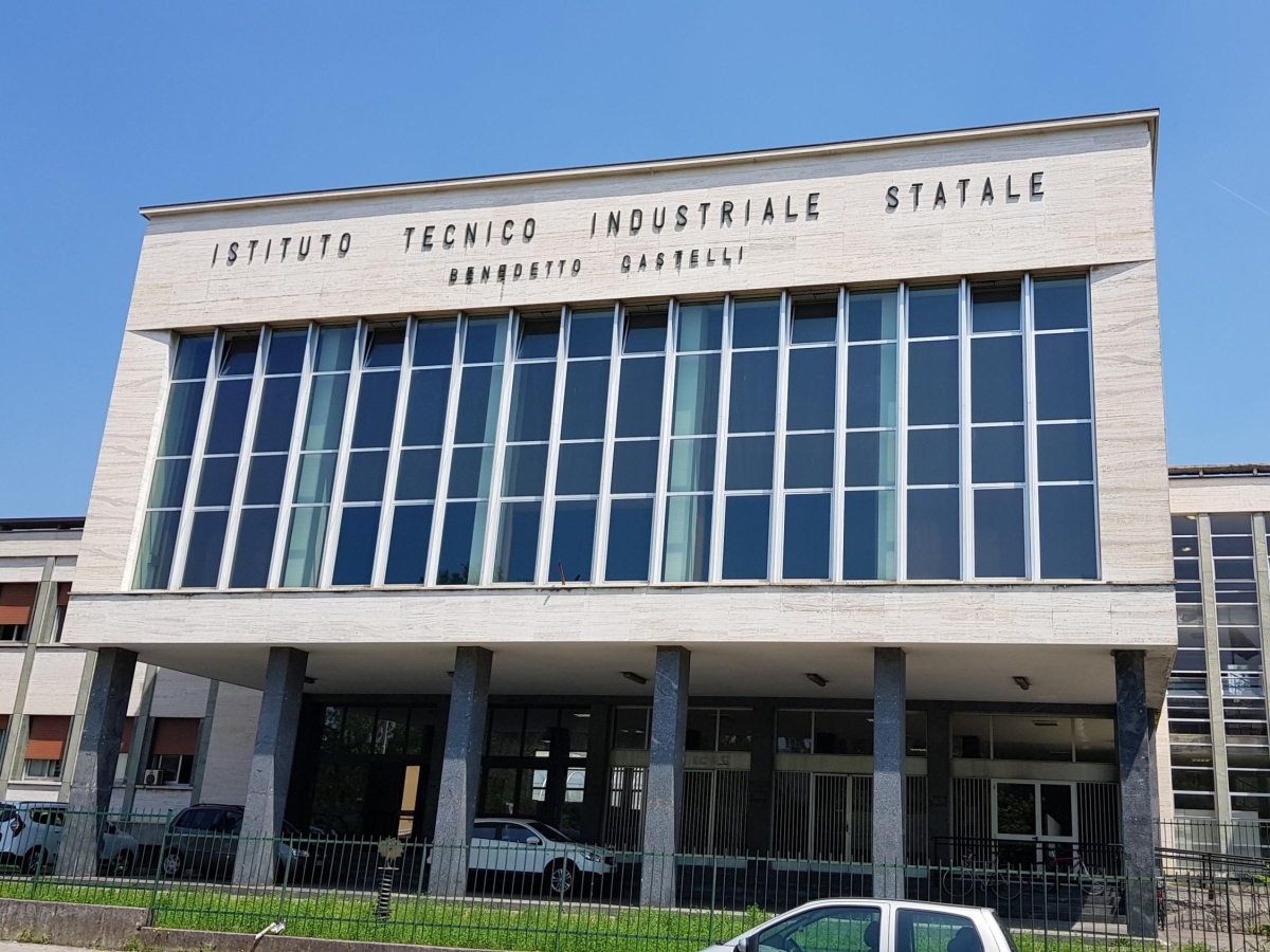 Striscione degli studenti di destra contro il preside dell'Itis ...