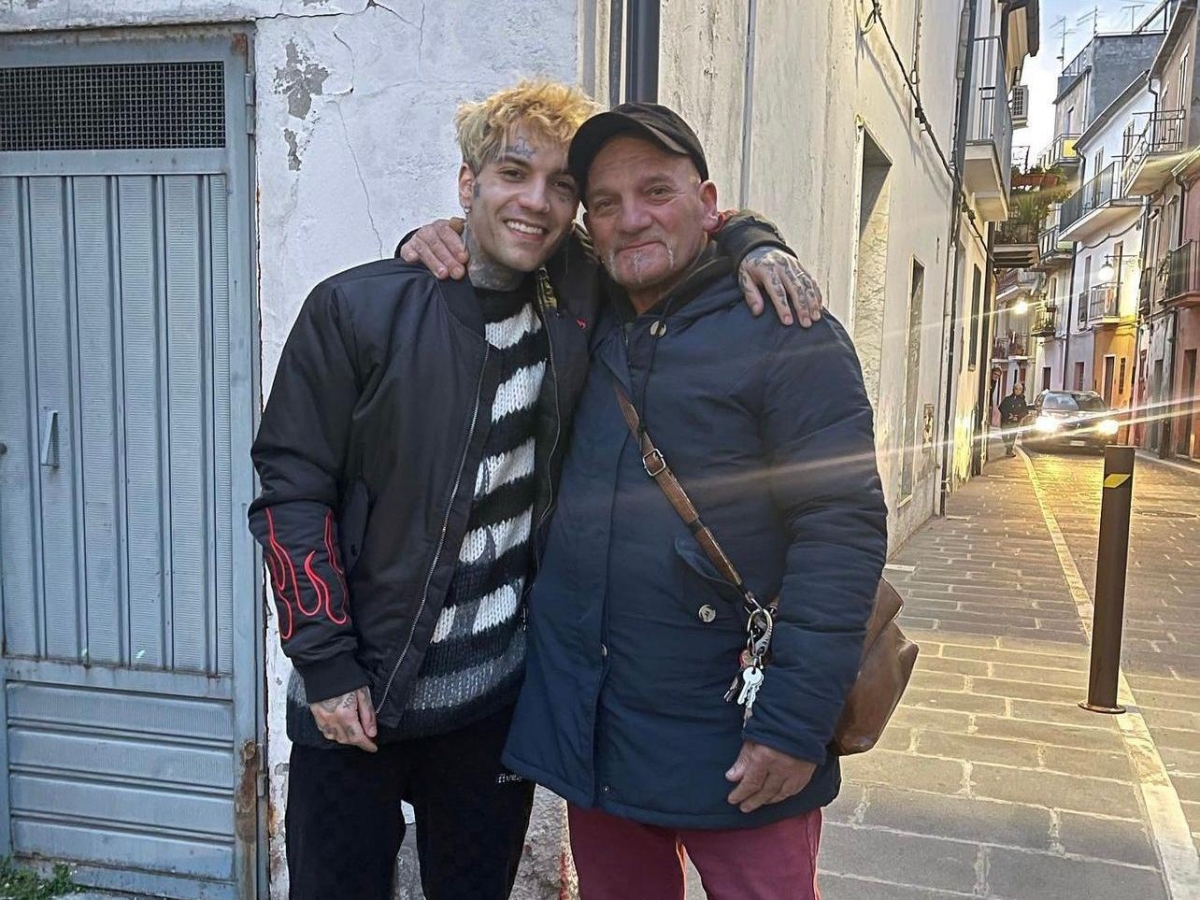 Il rapper Gionny Scandal riabbraccia i suoi genitori in Salento ...