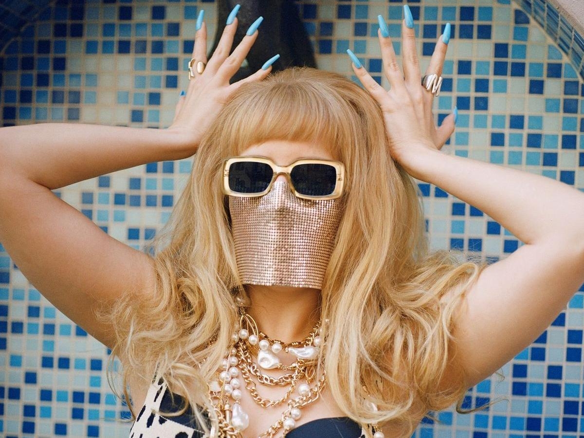 «Profumo» di Myss Keta, la misteriosa rapper sul palco di Nxt Station ...