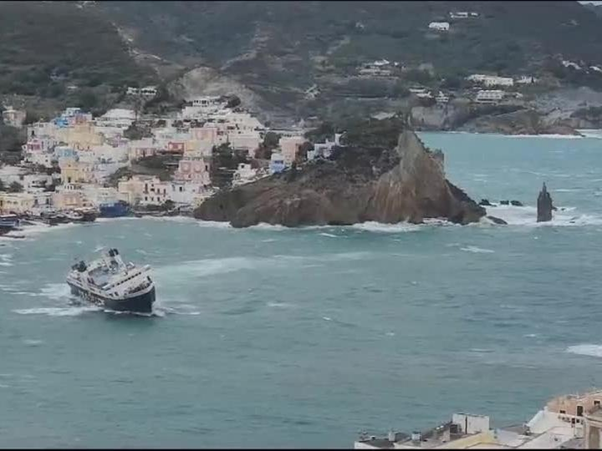 Traghetto Formia-Ponza in pericolo, ecco cosa è successo: le onde ...