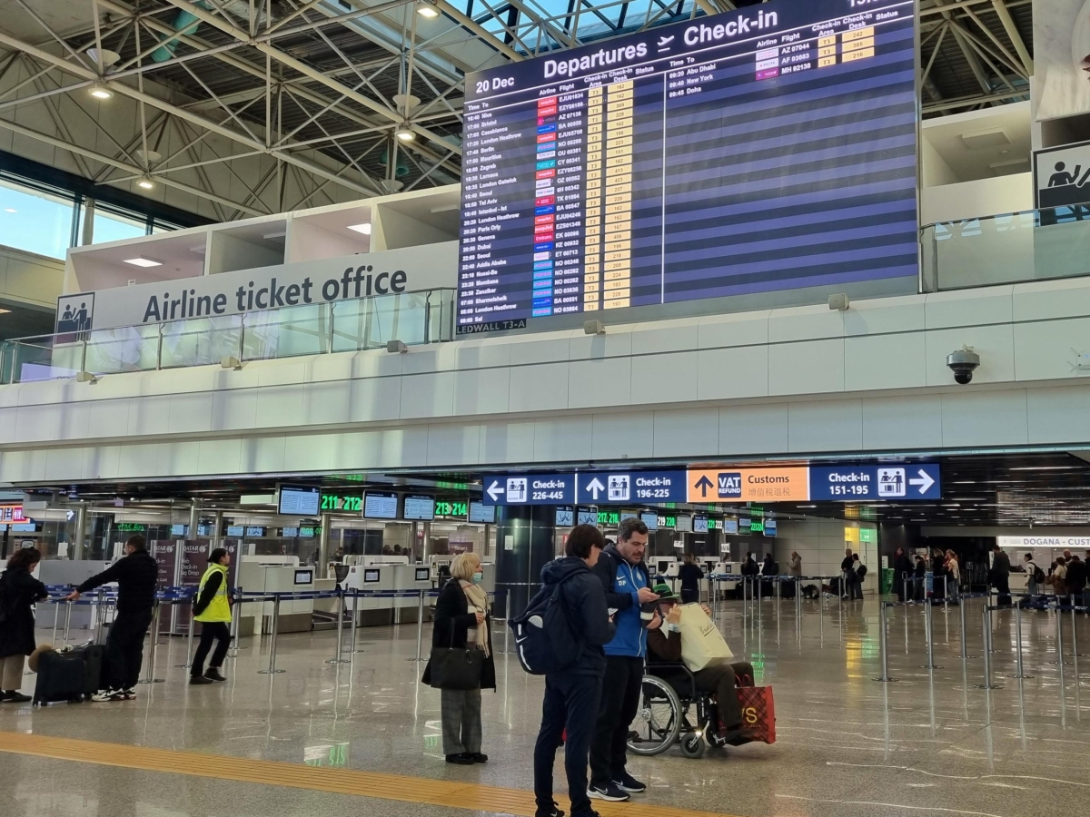 Volo aereo Parigi Roma cancellato, famiglia di 4 persone ottiene un ...