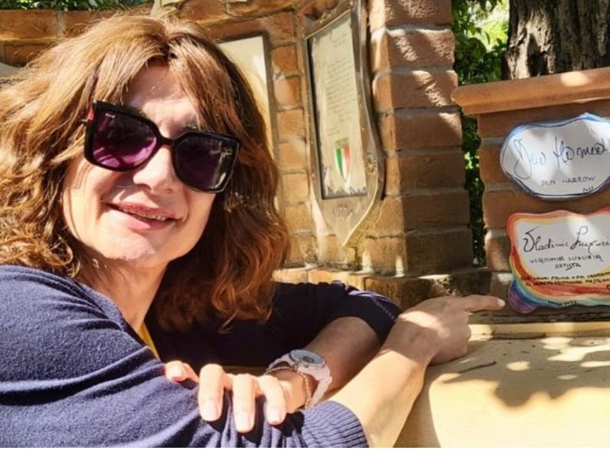 La firma di Vladimir Luxuria sul Muretto di Alassio: «Contenta di ...