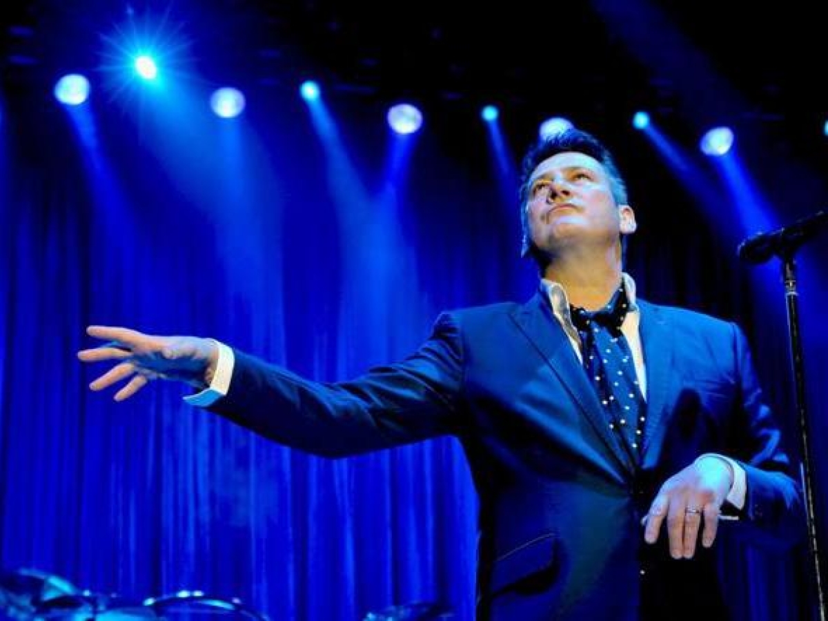 Tony Hadley compie 64 anni: il fotoromanzo a 18 anni, i cinque figli, 7 ...