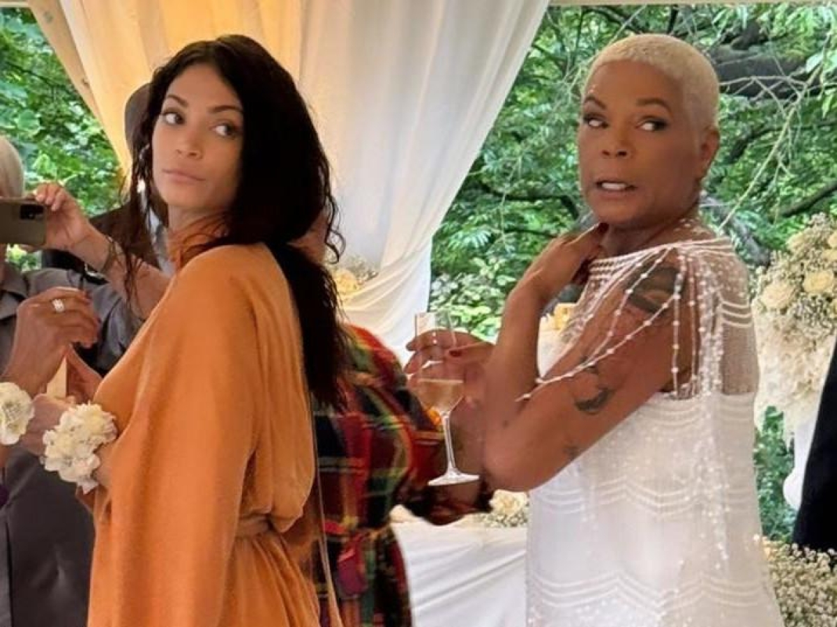 Elodie alle nozze della madre con il compagno di una vita. Ma con la ...