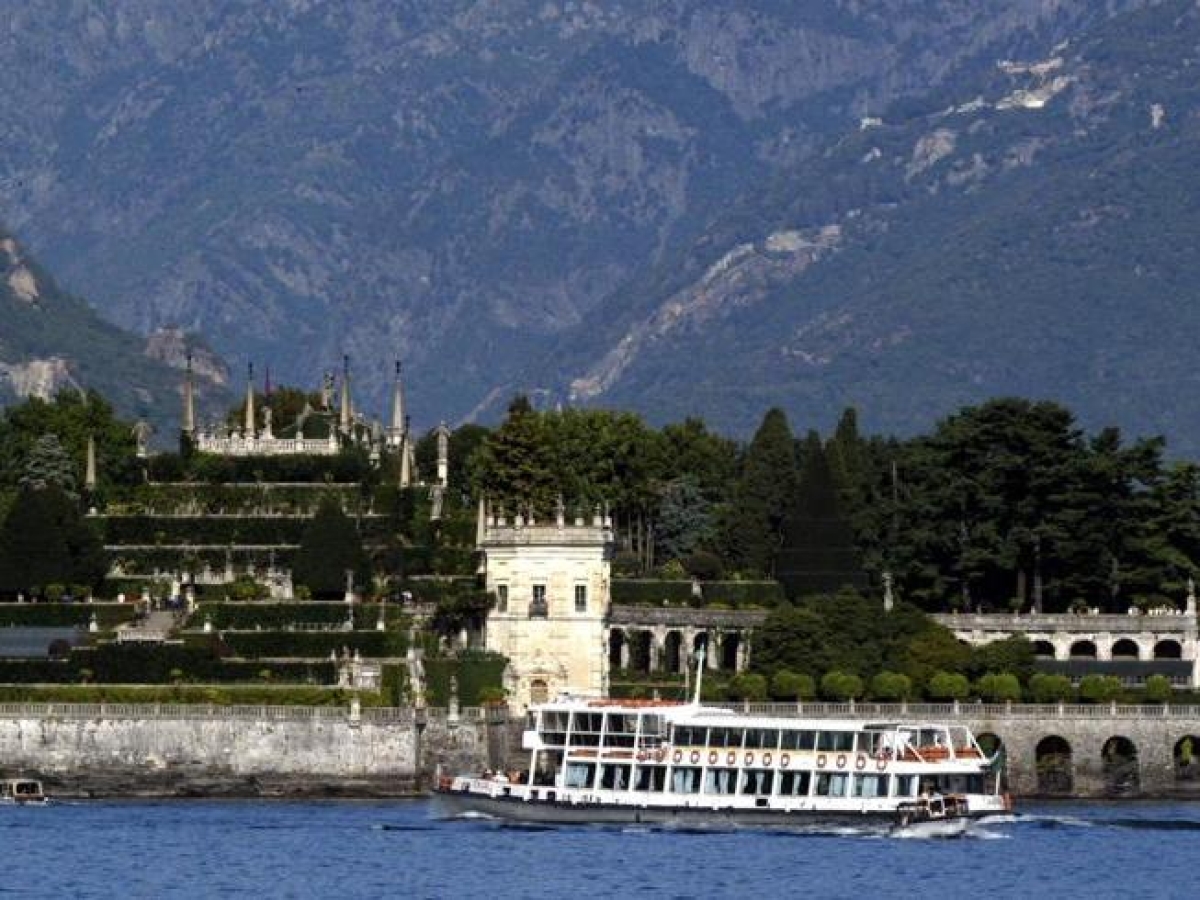 Stresa, fa il bagno nudo nel lago e poi mostra genitali ai passanti che cercano di linciarlo ...