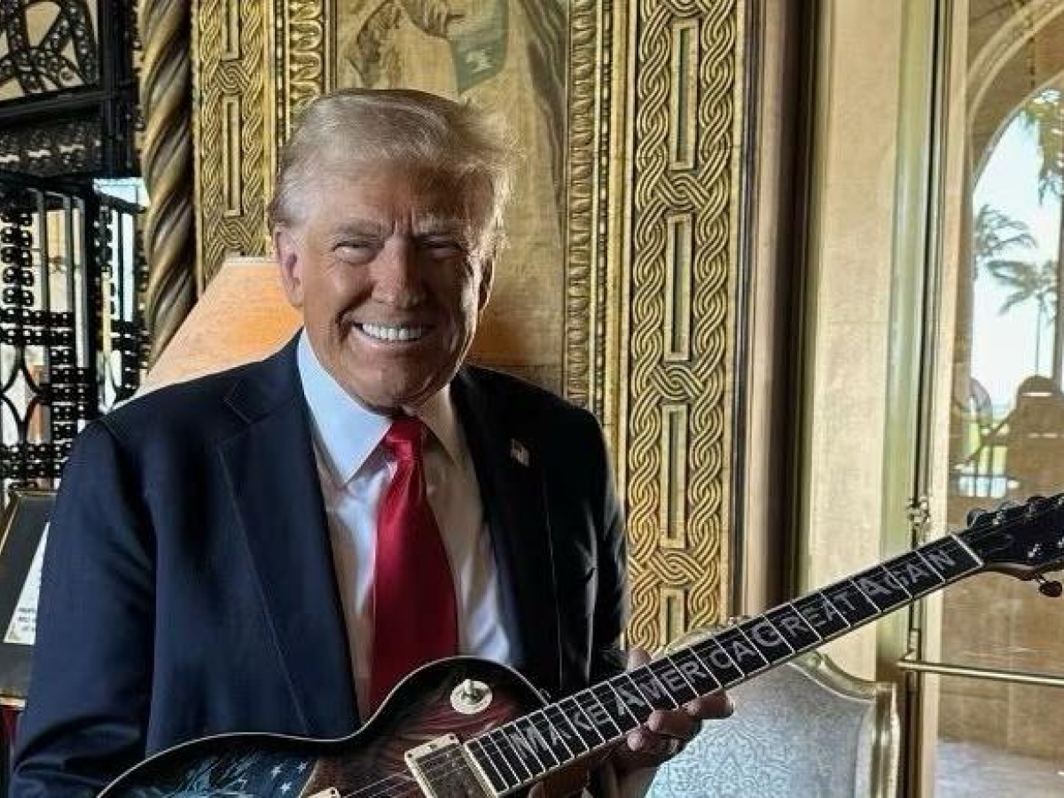 Trump annuncia il nuovo gadget «patriottico»: la chitarra Maga ...
