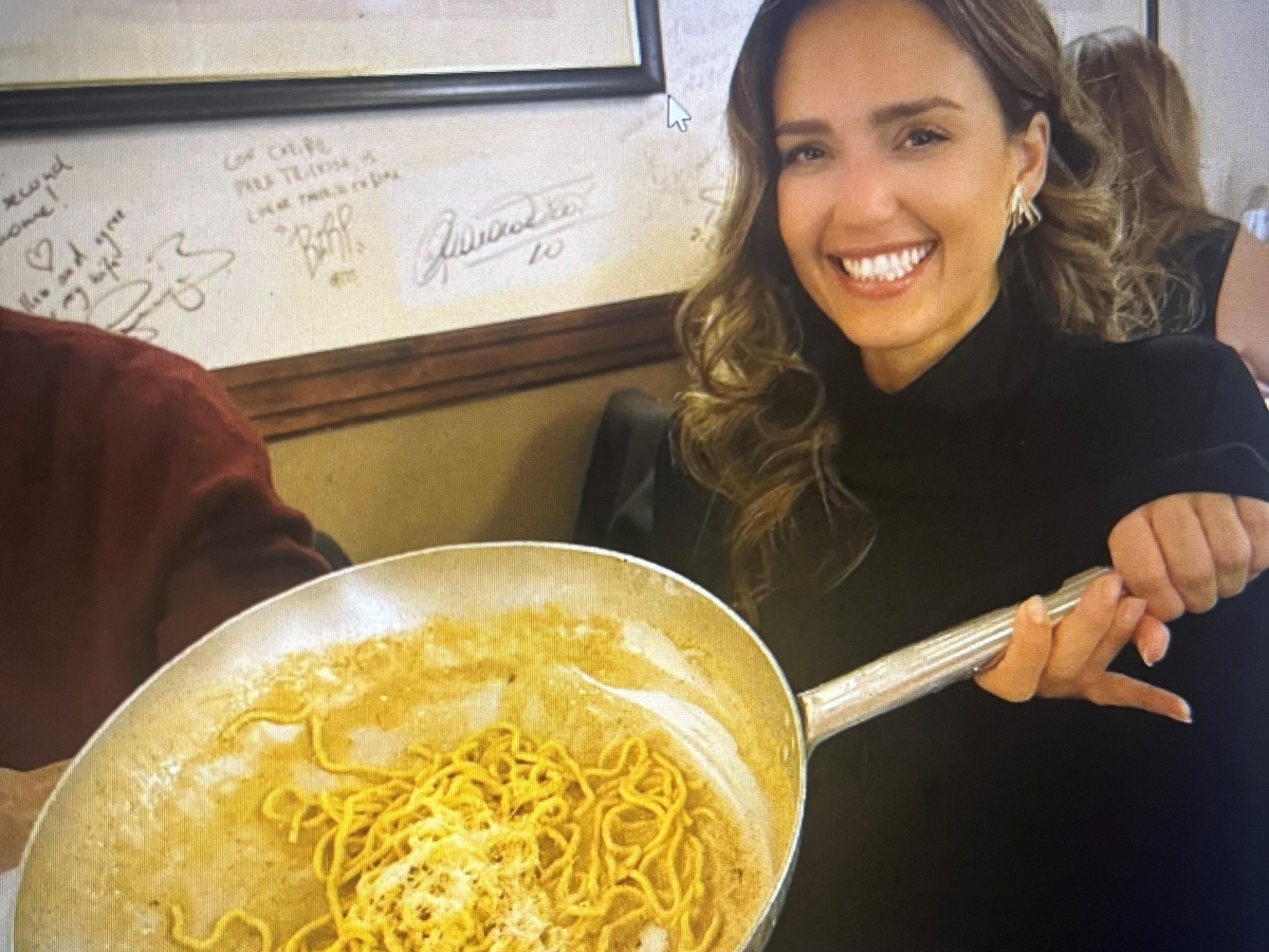 Jessica Alba a Roma in trattoria entusiasta della «cacio e pepe»: con ...