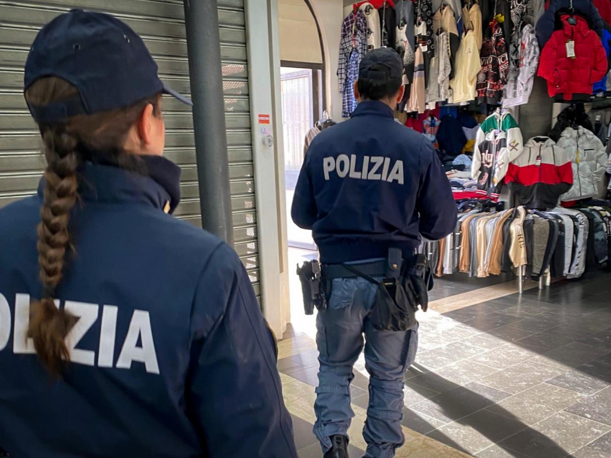 Roma, ruba birre al minimarket poi ferisce il proprietario e gli agenti intervenuti per fermarlo ...