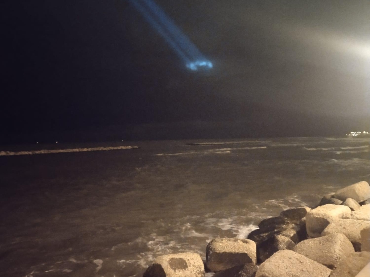 Bari, fascio di luce dal cielo compare sul lungomare: è psicosi ufo. Ma è un'installazione per ...