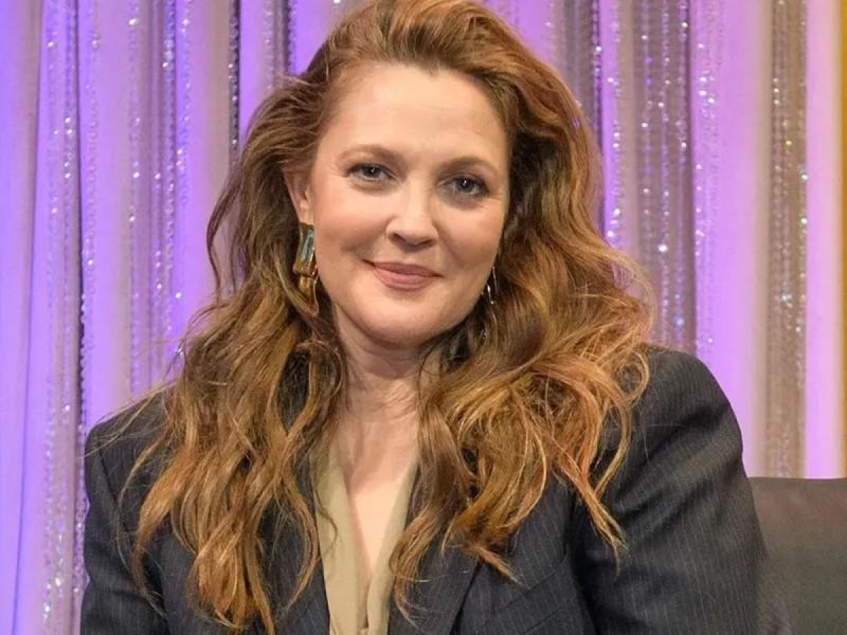 Drew Barrymore compie 50 anni: l'esordio a 11 mesi, bambina prodigio in ...