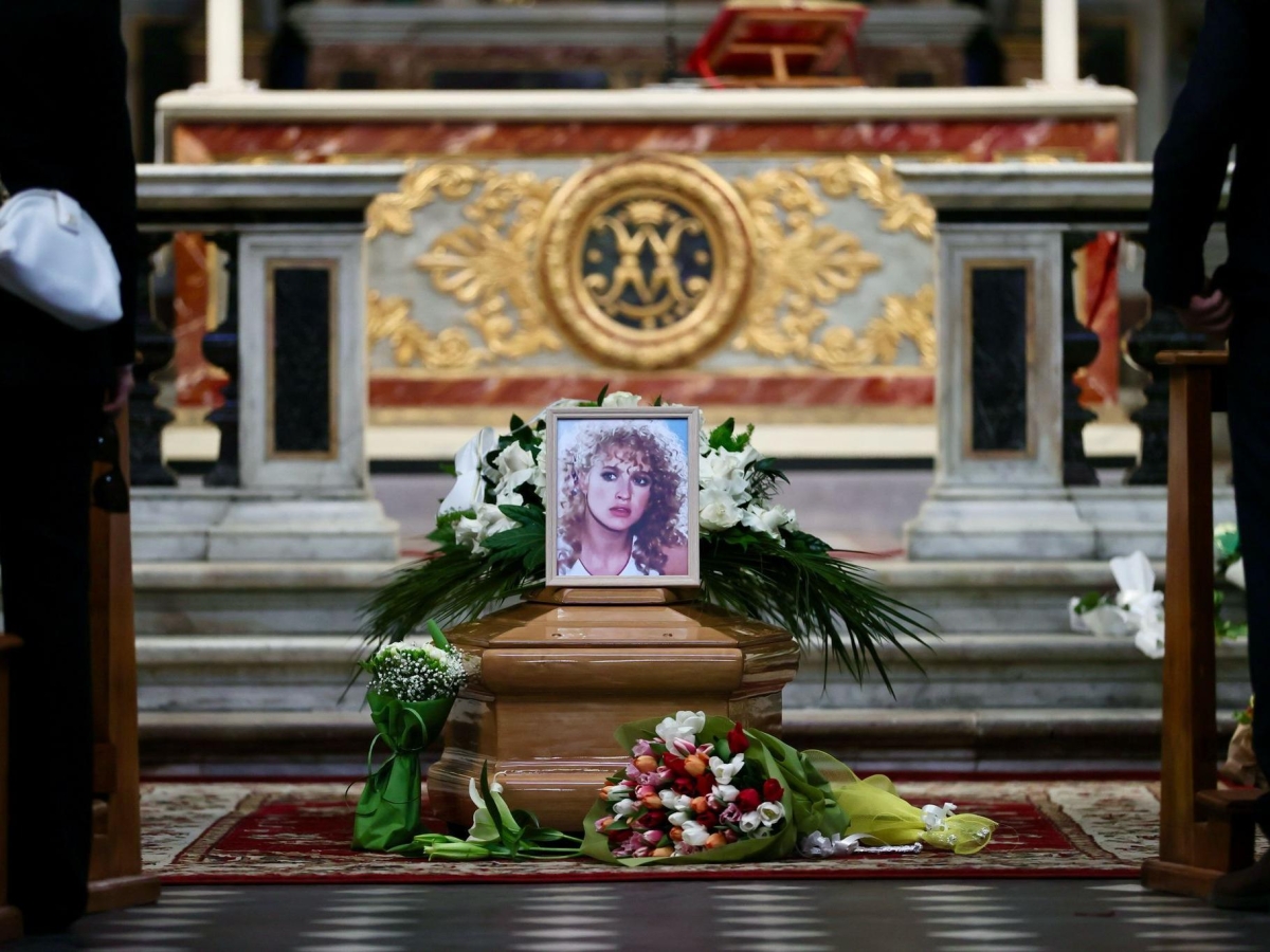 Il funerale di Eleonora Giorgi | I figli, gli amici vip, le note dei ...