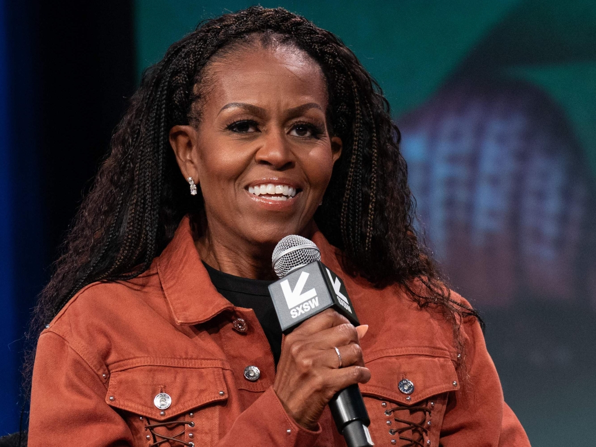 Michelle Obama cambia look: la ex First Lady in arancione e capelli tra ...