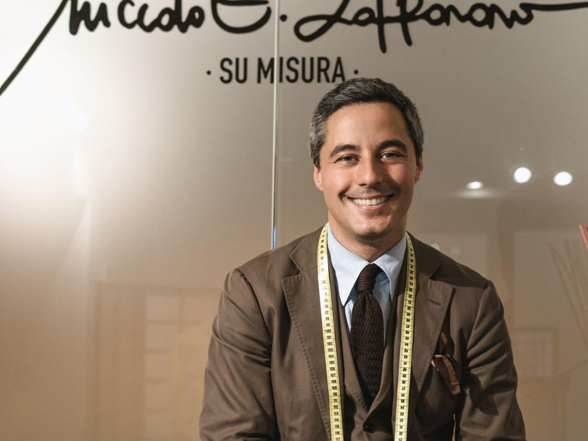 Eleganza maschile: orlo da 5 centimetri, giacca sahariana e Solaro. I ...