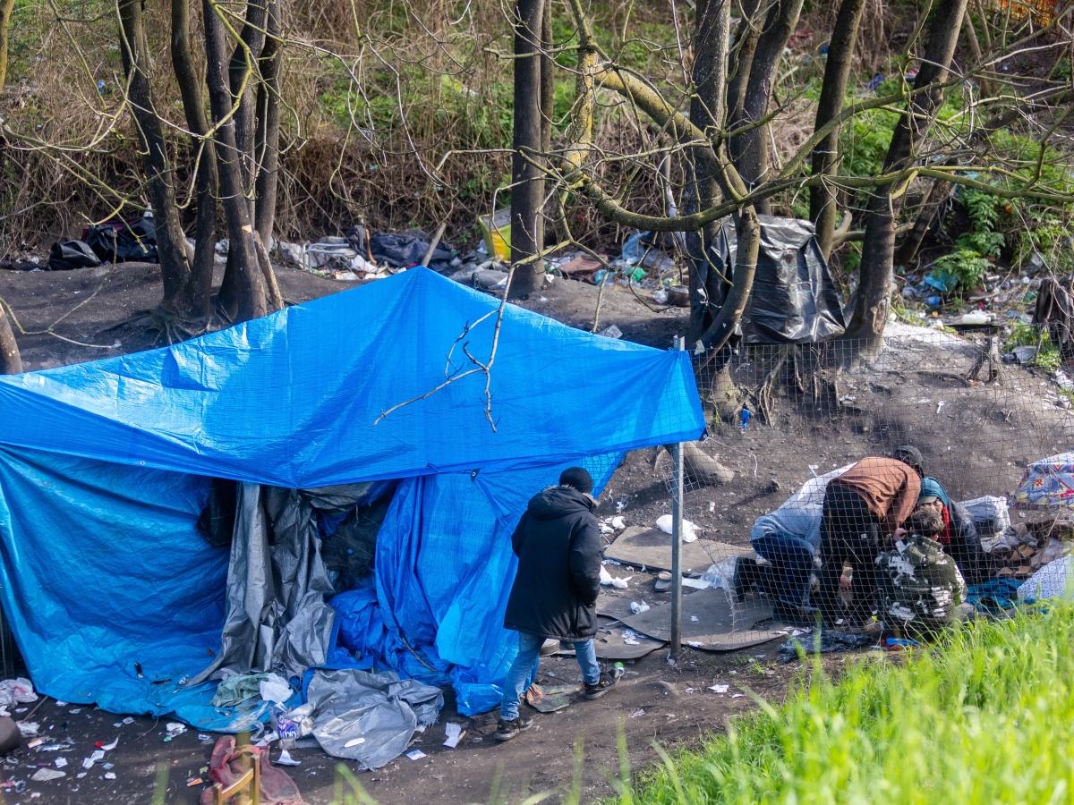 Milano, nell'enclave del crack tra Rogoredo e San Donato: i due ...