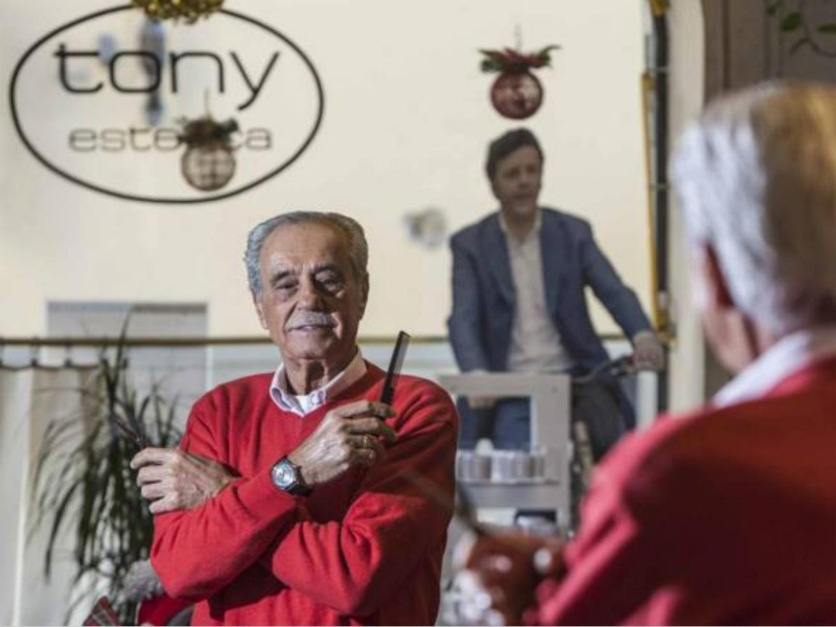 Morto Tony Salvi, lo storico barbiere di Renzi: aveva 87 anni | Corriere.it