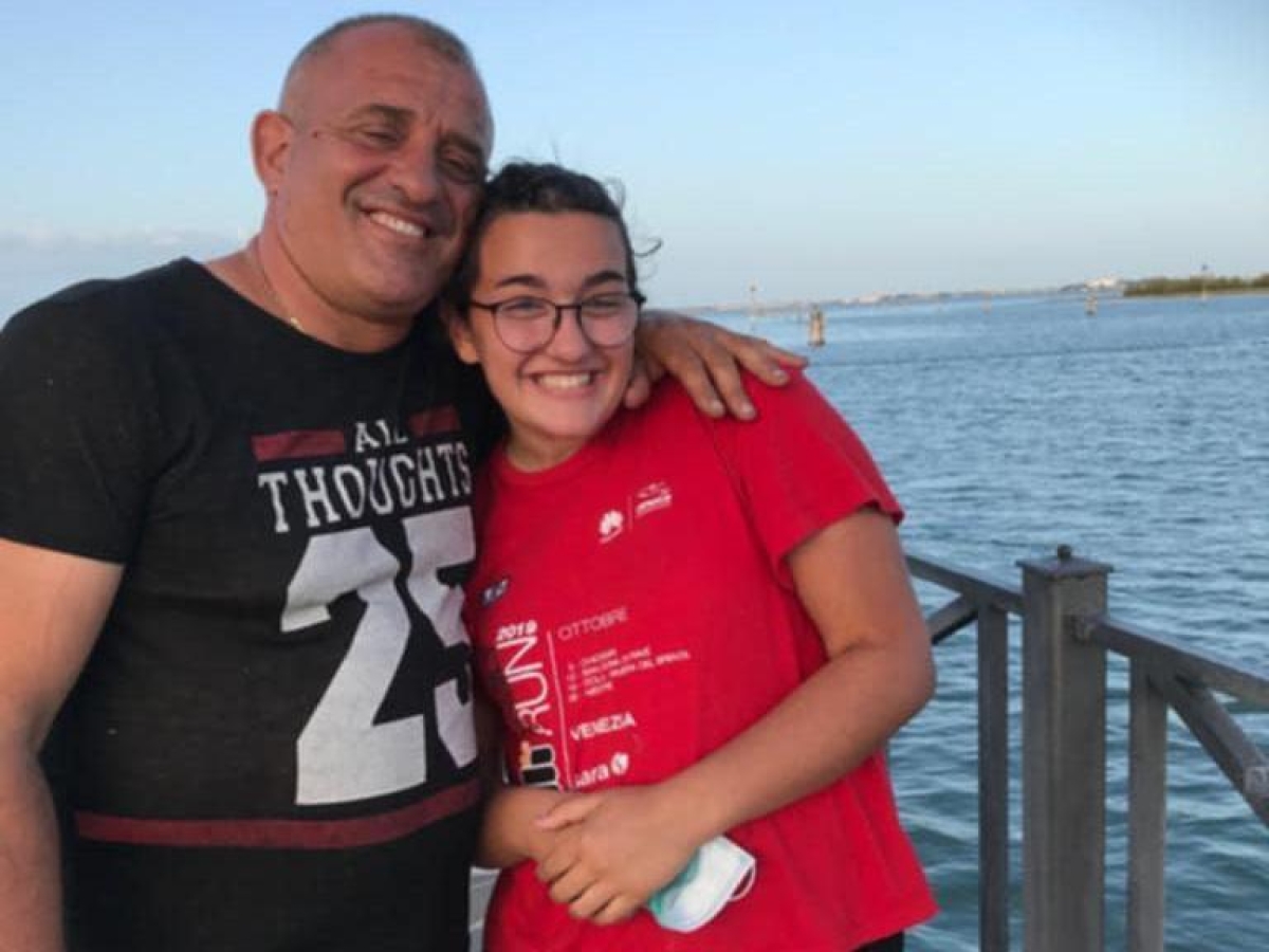 Il padre di Anna Chiti, morta a 17 anni a Venezia nel suo primo giorno di lavoro: «Lì perché ...