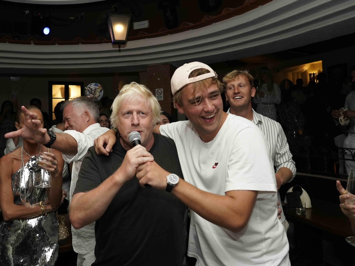 Boris Johnson a Capri: l'ex premier britannico canta i Beatles all ...