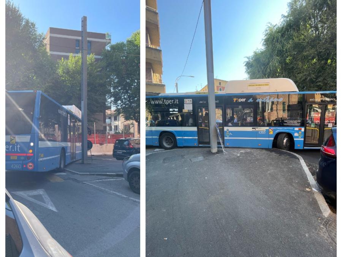 Bologna, autobus sbaglia manovra in via di Corticella e resta bloccato ...