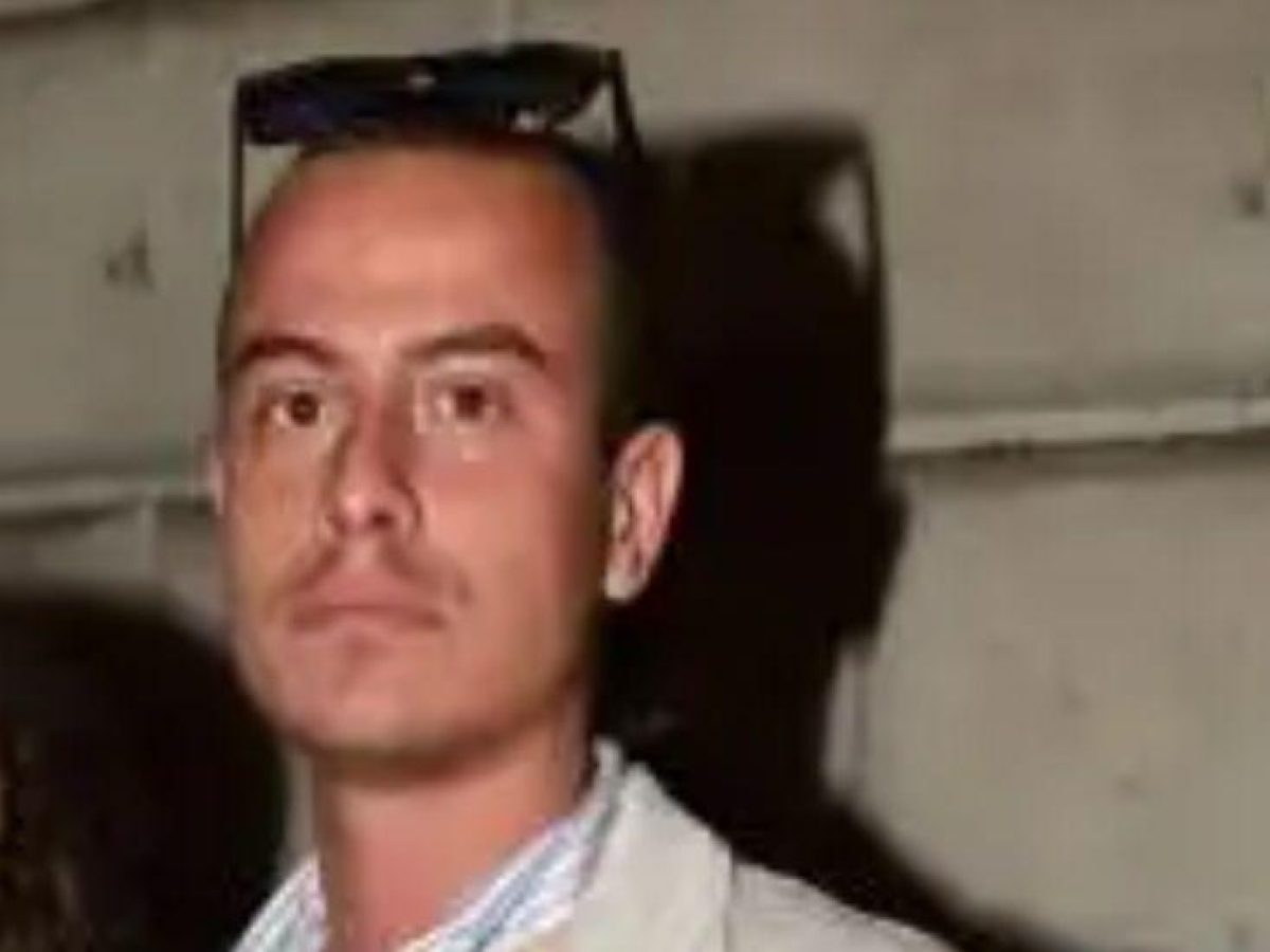 Lancia in strada una cagnolina e l'abbandona, denunciato il «conte» Robert Filo della Torre di ...