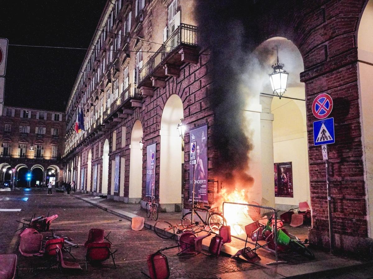 Torino, notte di guerriglia in pieno centro. Lancio di bottiglie, falò e barricate dei «maranza ...