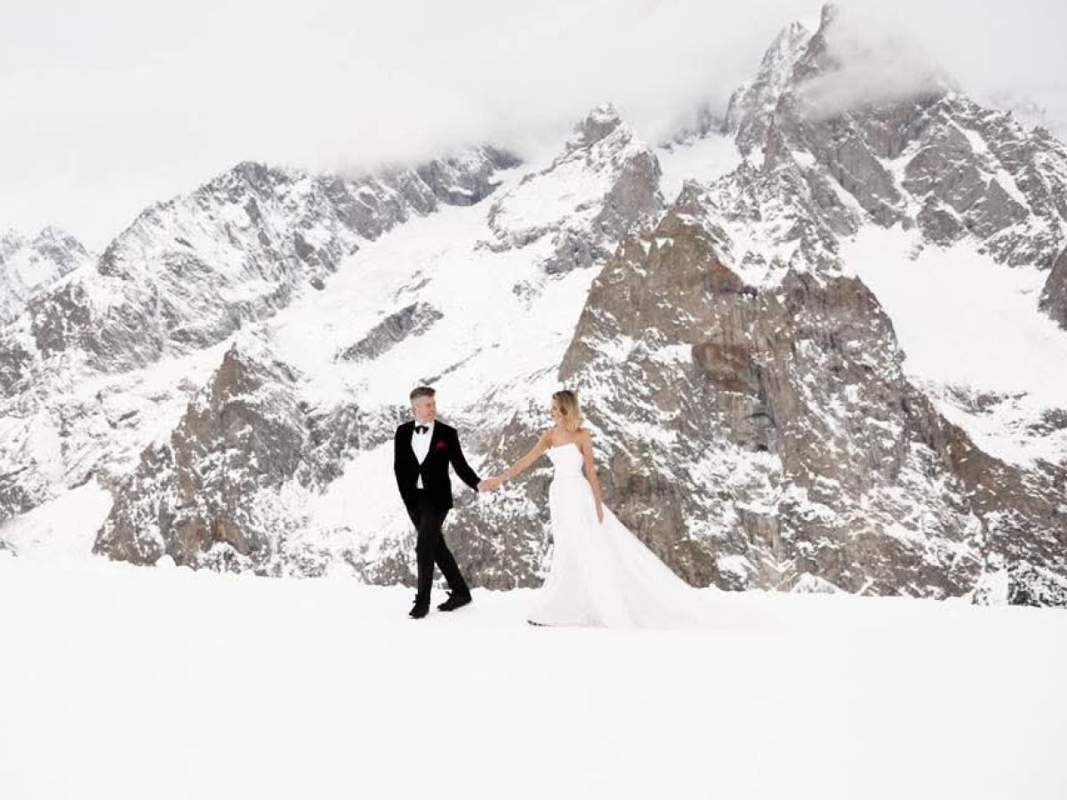 La passione degli sposini vince il freddo di Courmayeur. Lo shooting sulla neve in abiti leggeri ...