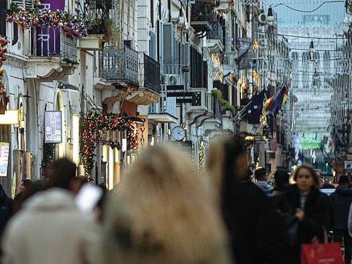 Regali di Natale, i romani li fanno online. Cibo, vestiti e giocattoli ...