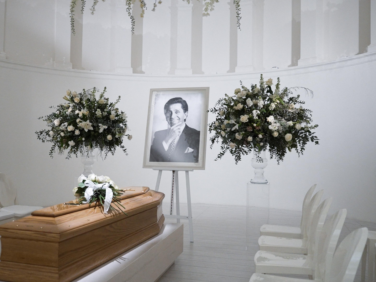 Valentino, riaperta la camera ardente a Roma | Tanti in fila a piazza ...