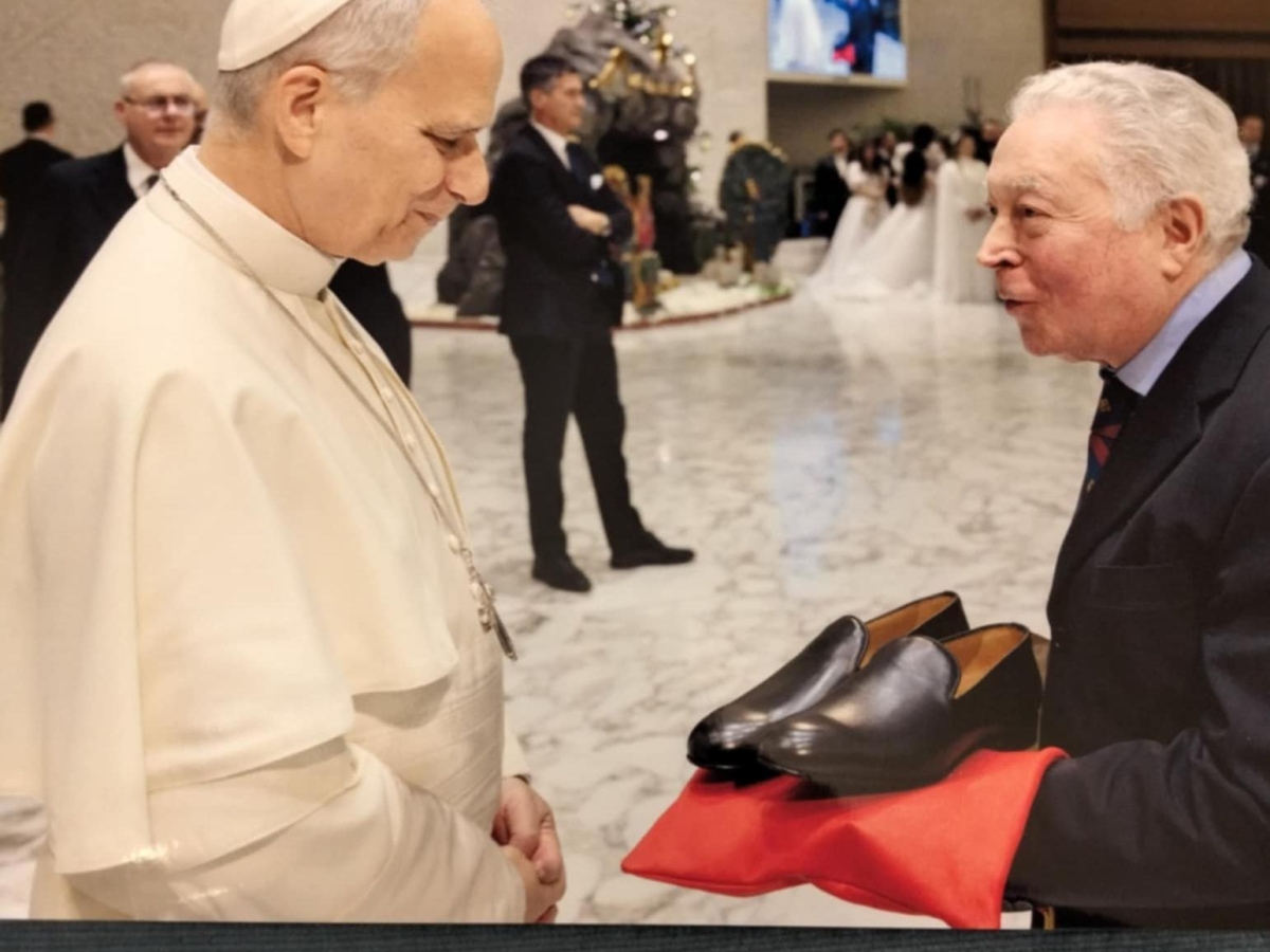 Le scarpe in pelle di vitello per Papa Leone, i mocassini rossi per «l ...