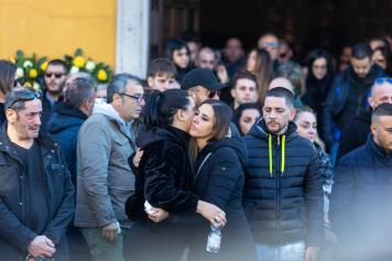 Funerali di Boiocchi, i cori degli ultrà della Curva Nord dell'Inter ...